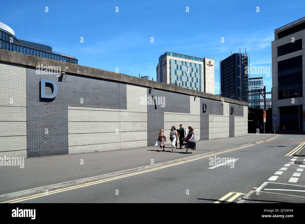 Cardiff Central Railway Station wall and signage - DYDD , back entrance ...