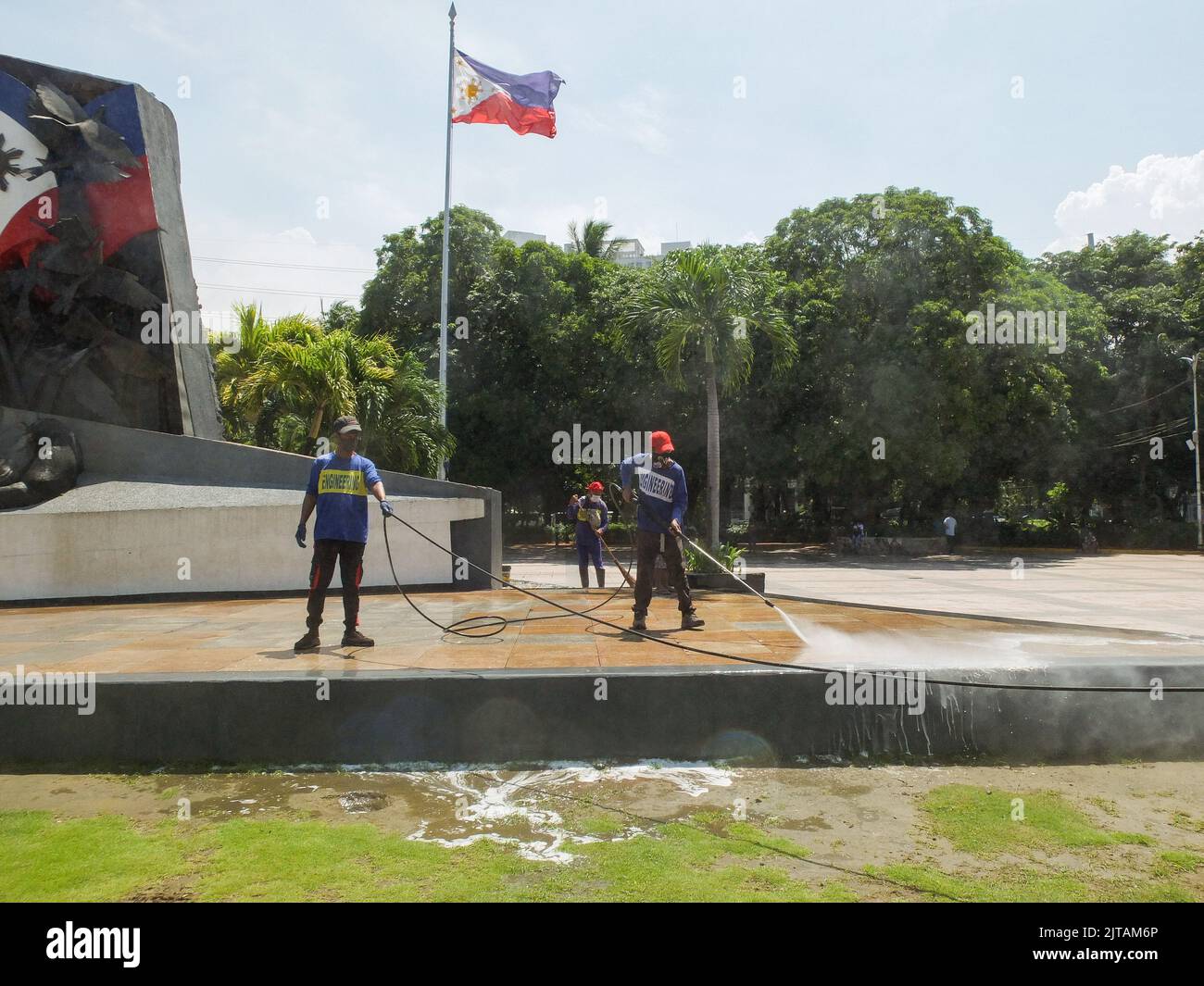 Manila maintenance team from the mayor's office clean up the Bonifacio ...