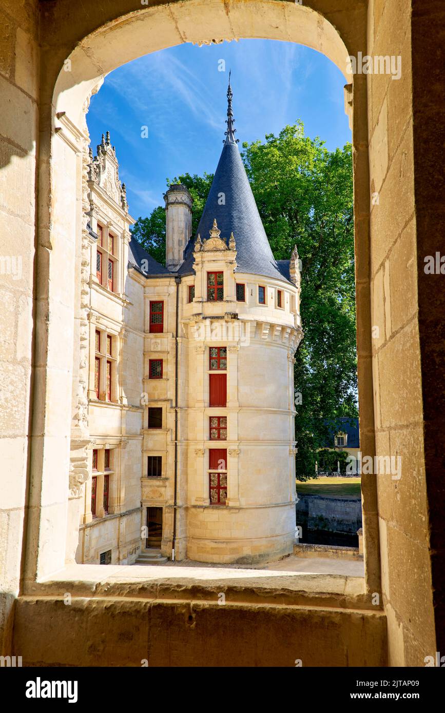 French chateau window hi-res stock photography and images - Alamy