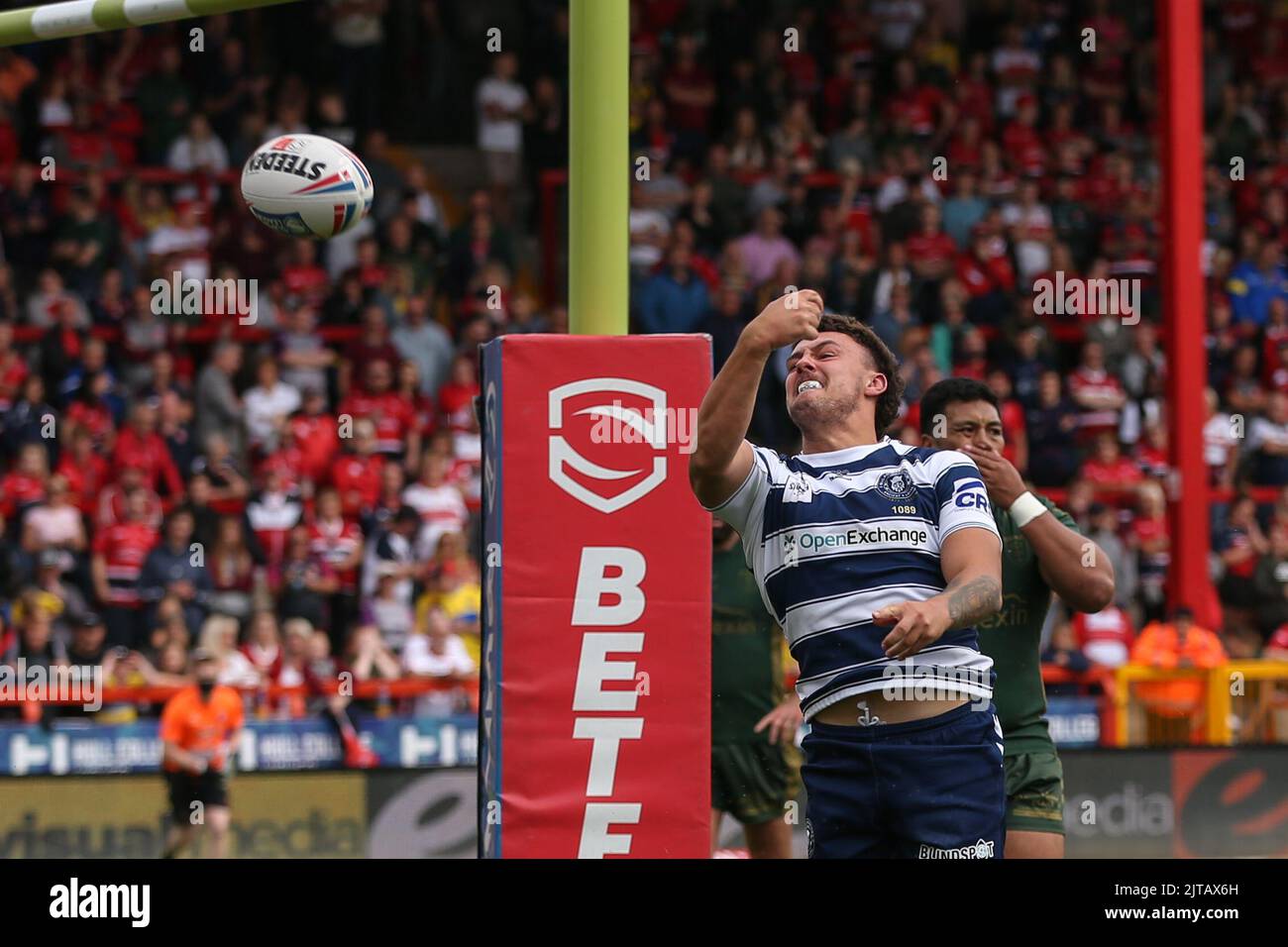 Oliver Partington #17 of Wigan Warriors celebrates his try Stock Photo ...