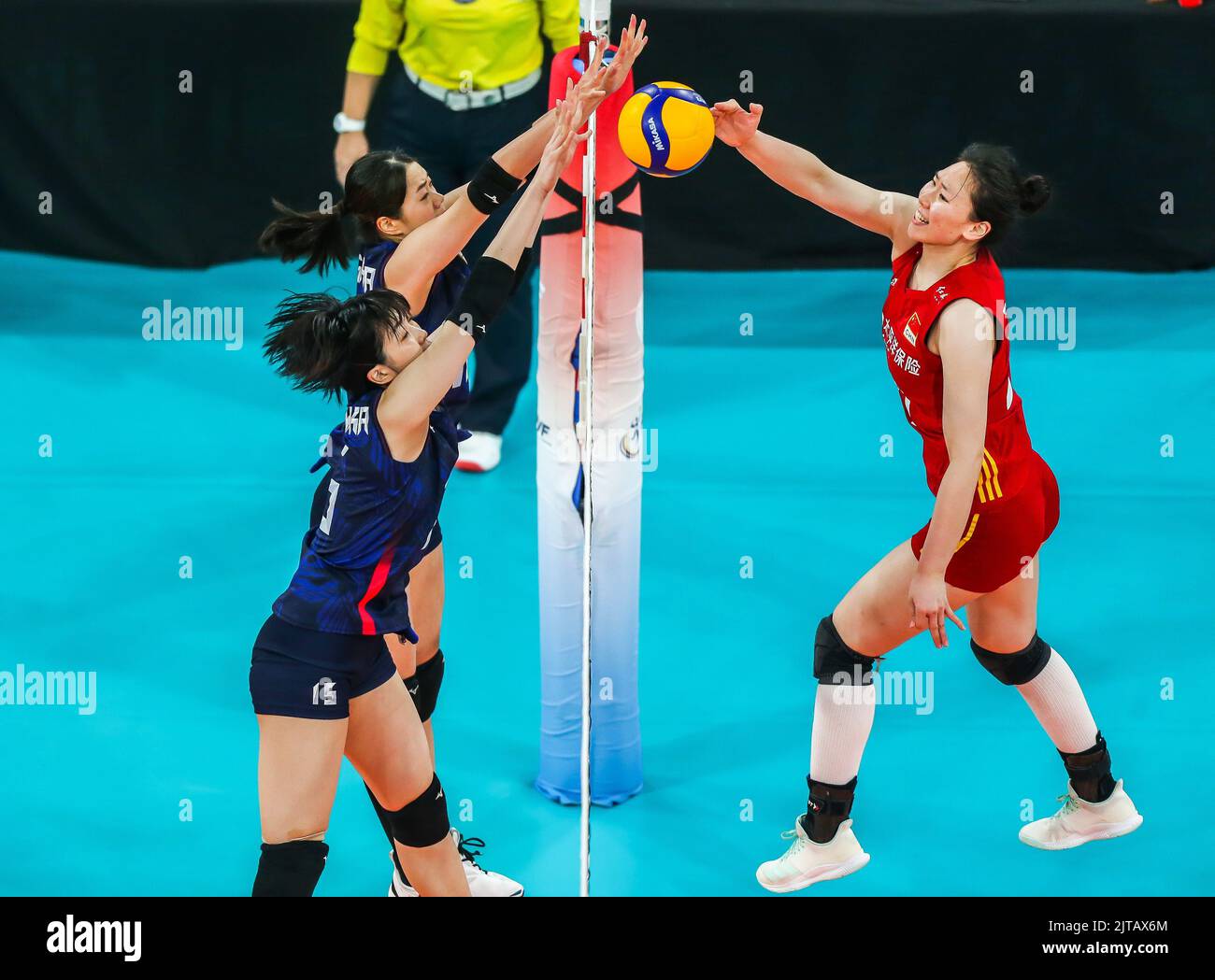 Pasig City, Philippines. 29th Aug, 2022. China's Zhou Yetong (R) spikes ...