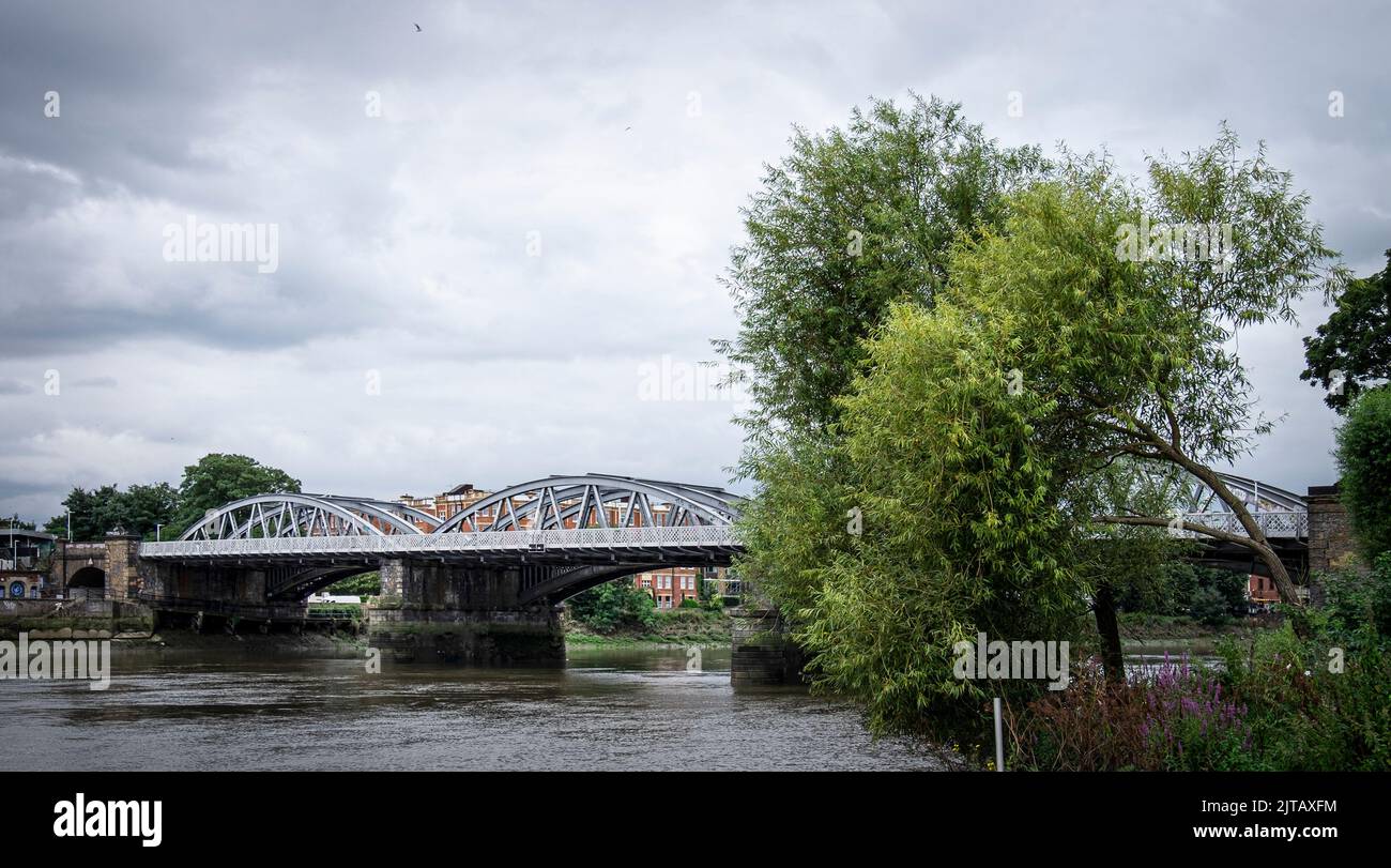 Chiswick bridge hi-res stock photography and images - Alamy