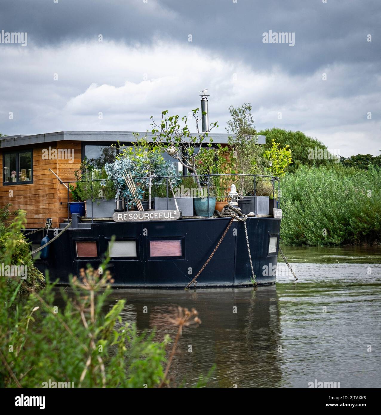 Houseboat moored in Chiswick on the river Thames Stock Photo - Alamy