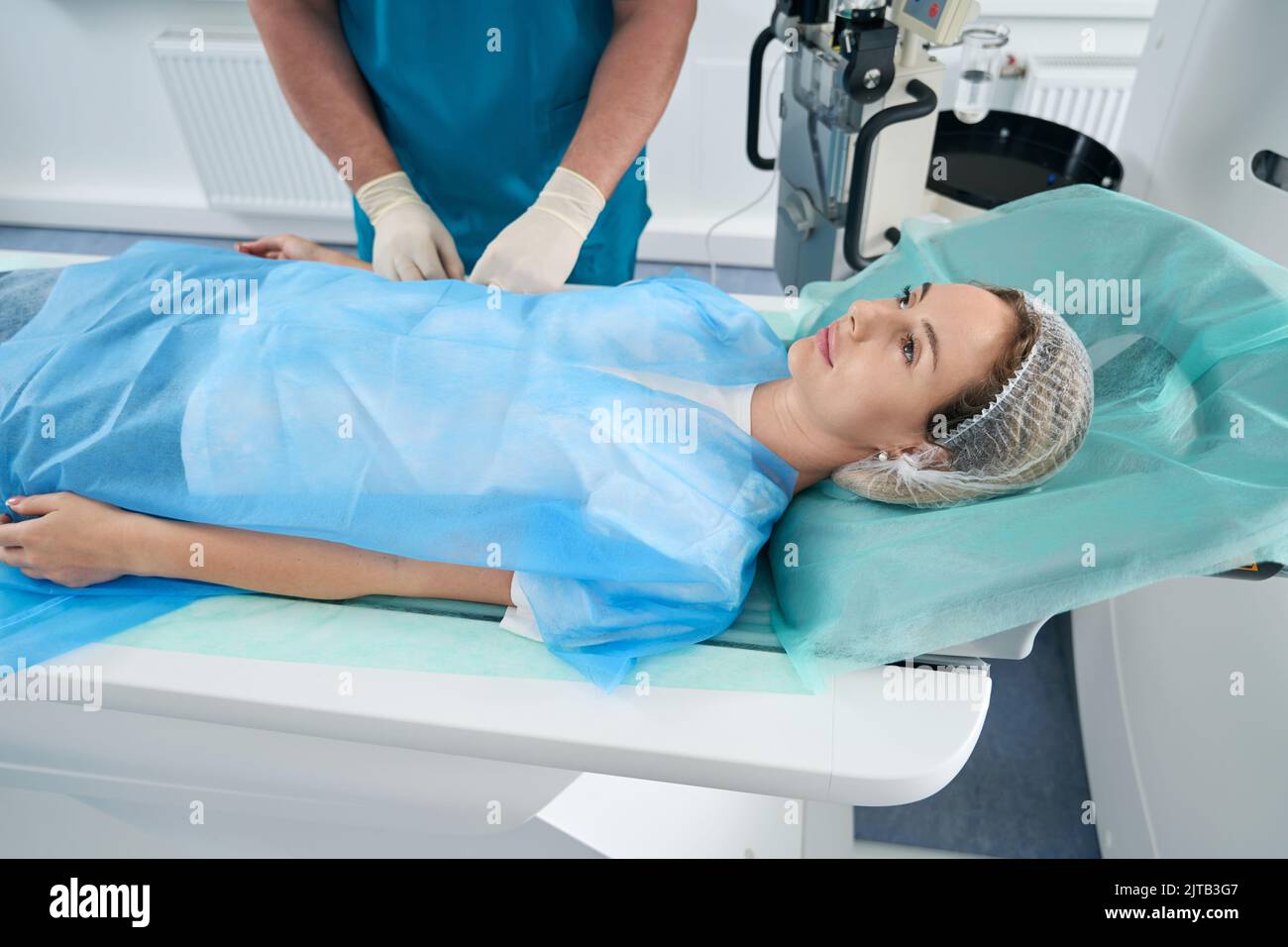 Woman lies in mri hi-res stock photography and images - Alamy