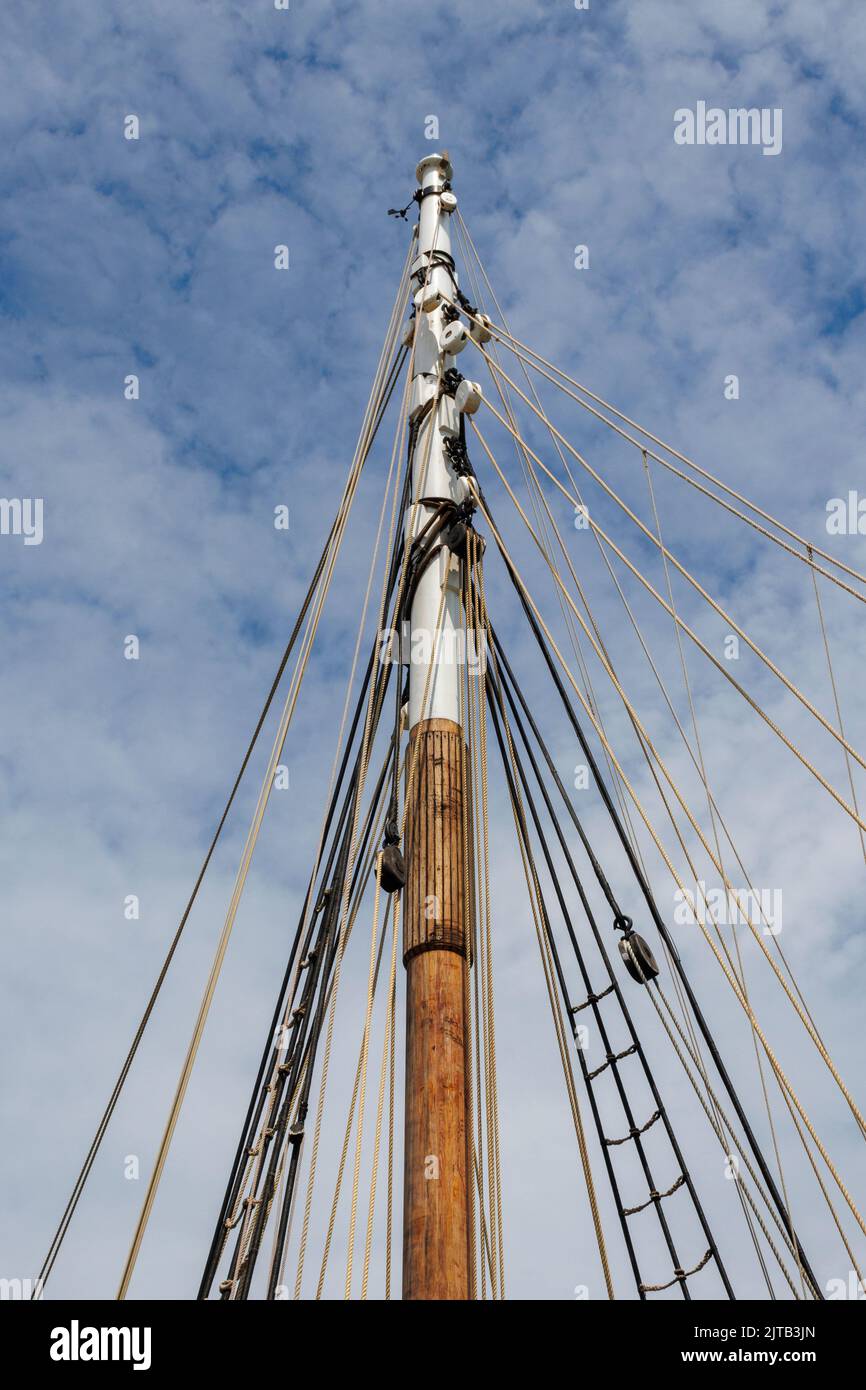 Ship mast of a sailing boat, top Stock Photo - Alamy