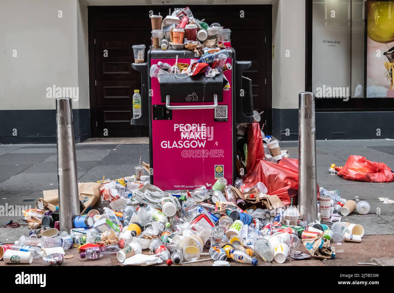 Glasgow, Scotland, UK. 29th August, 2022. Refuse Bins overflow with ...