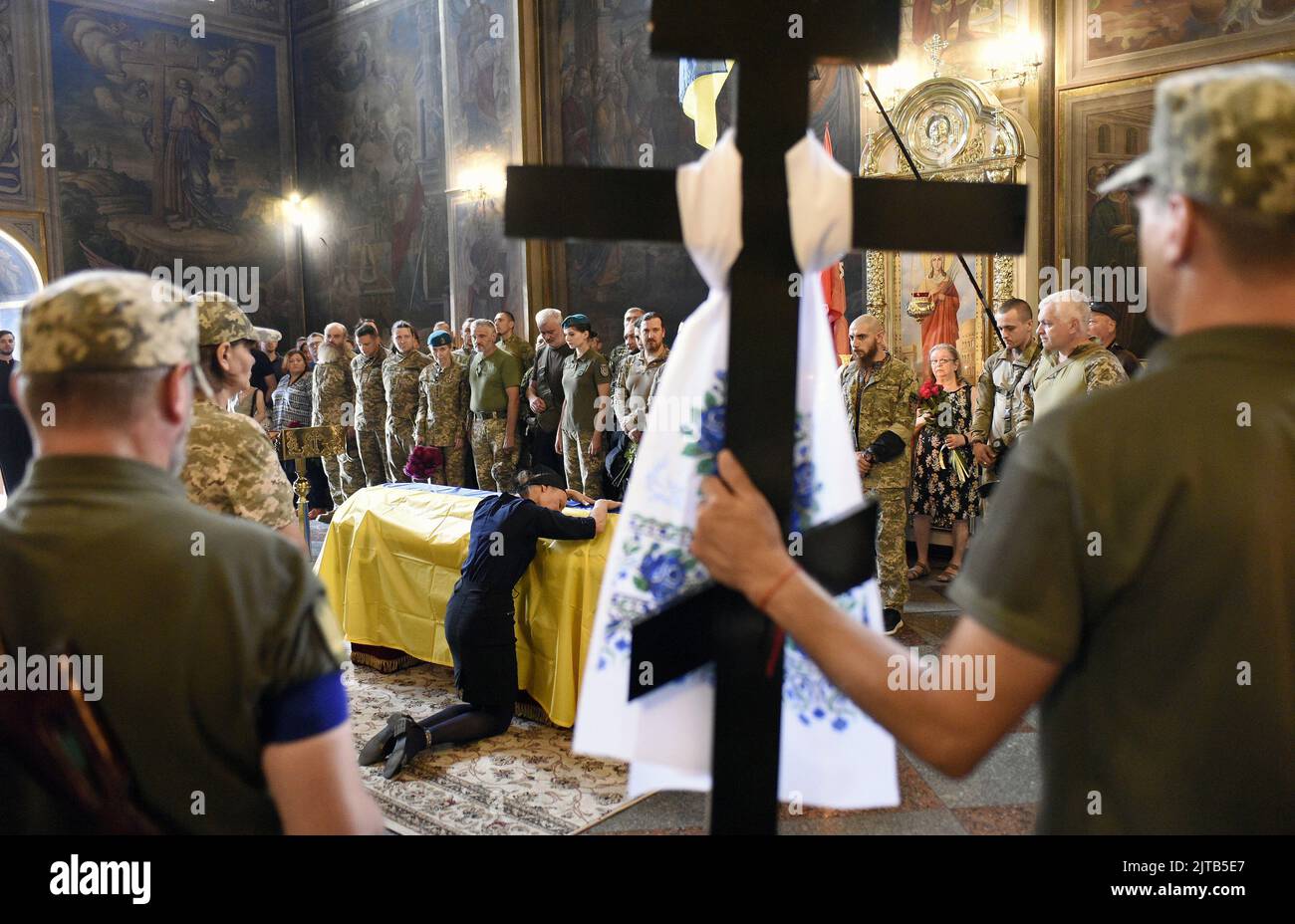 Non Exclusive: KYIV, UKRAINE - AUGUST 28, 2022 - A woman in black ...
