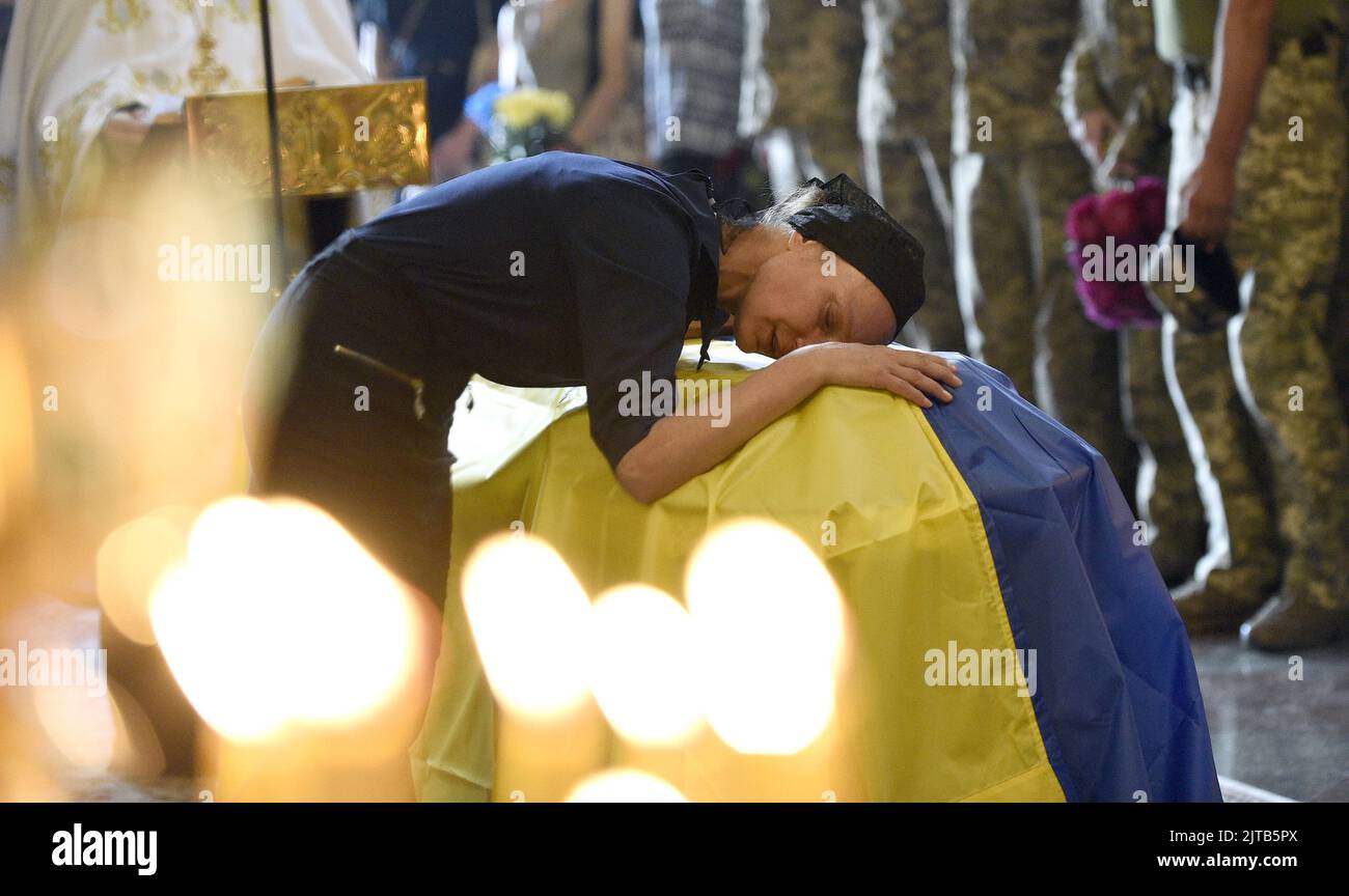 Non Exclusive: KYIV, UKRAINE - AUGUST 28, 2022 - A woman in black ...