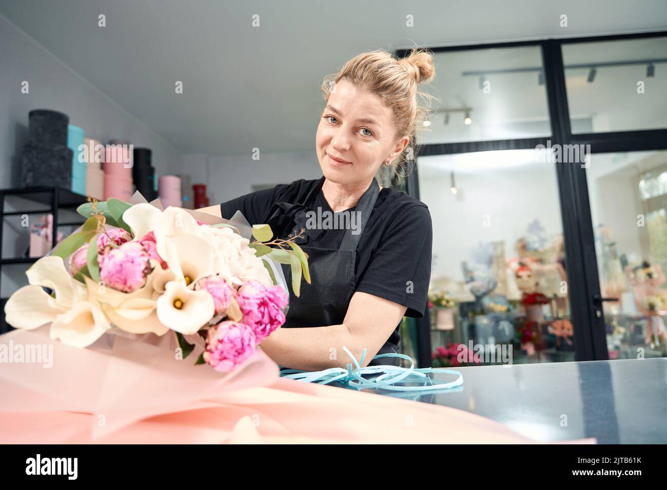 Portrait of smiling florist at work in flower shop Stock Photo - Alamy