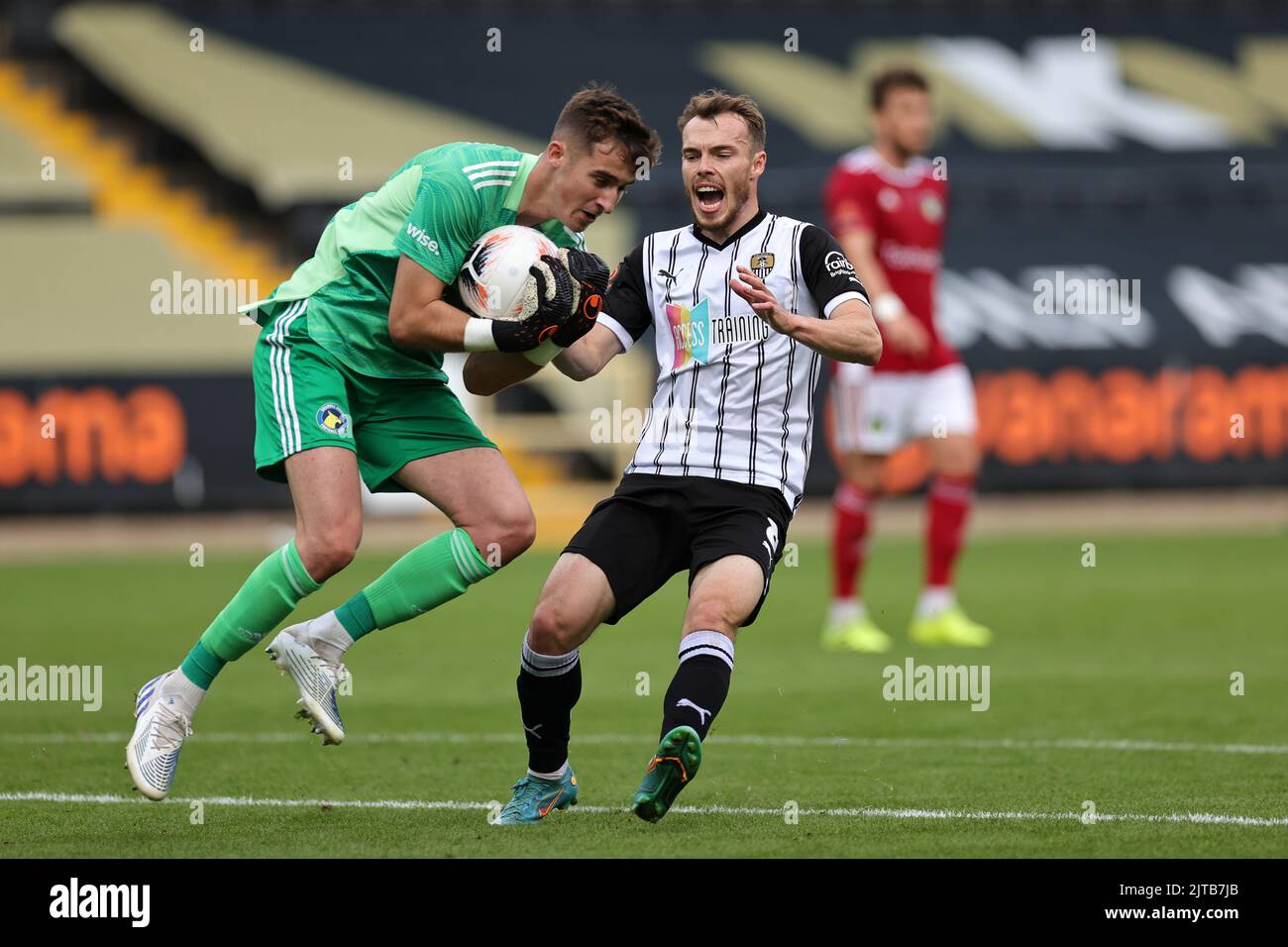 NOTTINGHAM, UK. AUGUST 29TH Sam Austin of Notts County pressures Louie ...