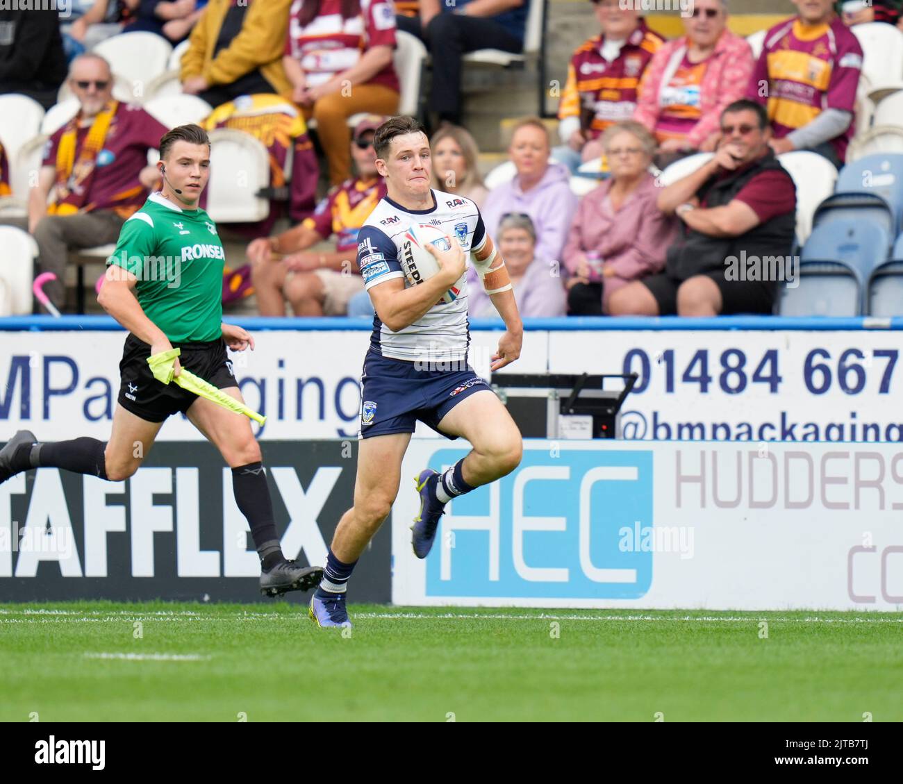 Josh Thewlis #22 of Warrington Wolves makes a break Stock Photo - Alamy
