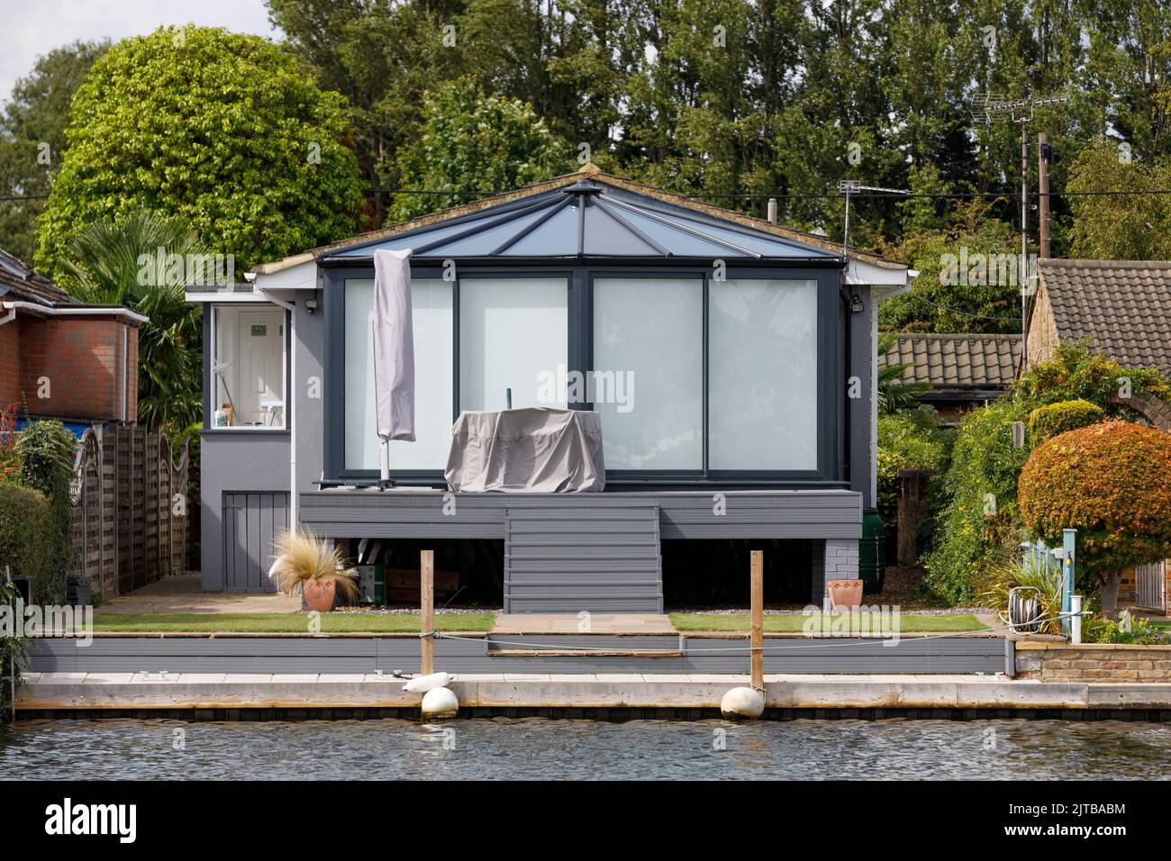 Modern riverside house on the River Thames Stock Photo - Alamy
