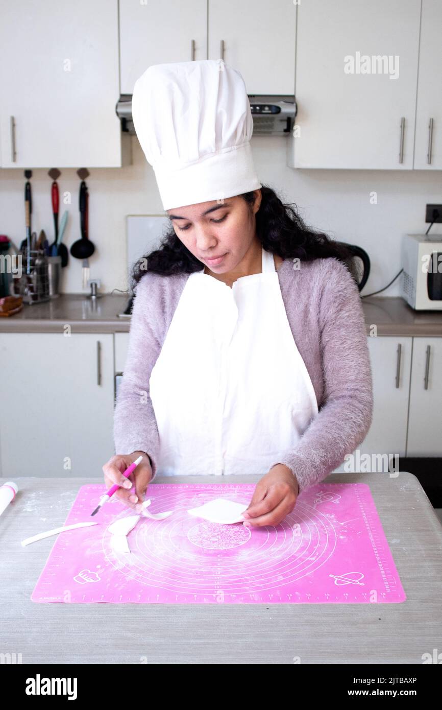 Chef's preparing fondant Stock Photo - Alamy
