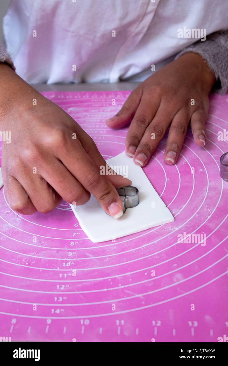 Chef's preparing fondant Stock Photo - Alamy