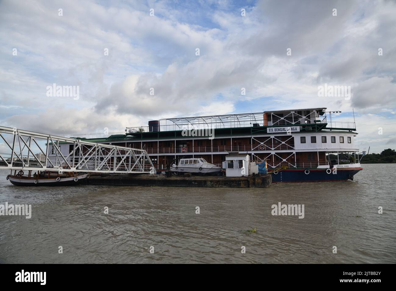 RV Bengal Ganga (river cruise ship, built in 2004, passenger capacity ...