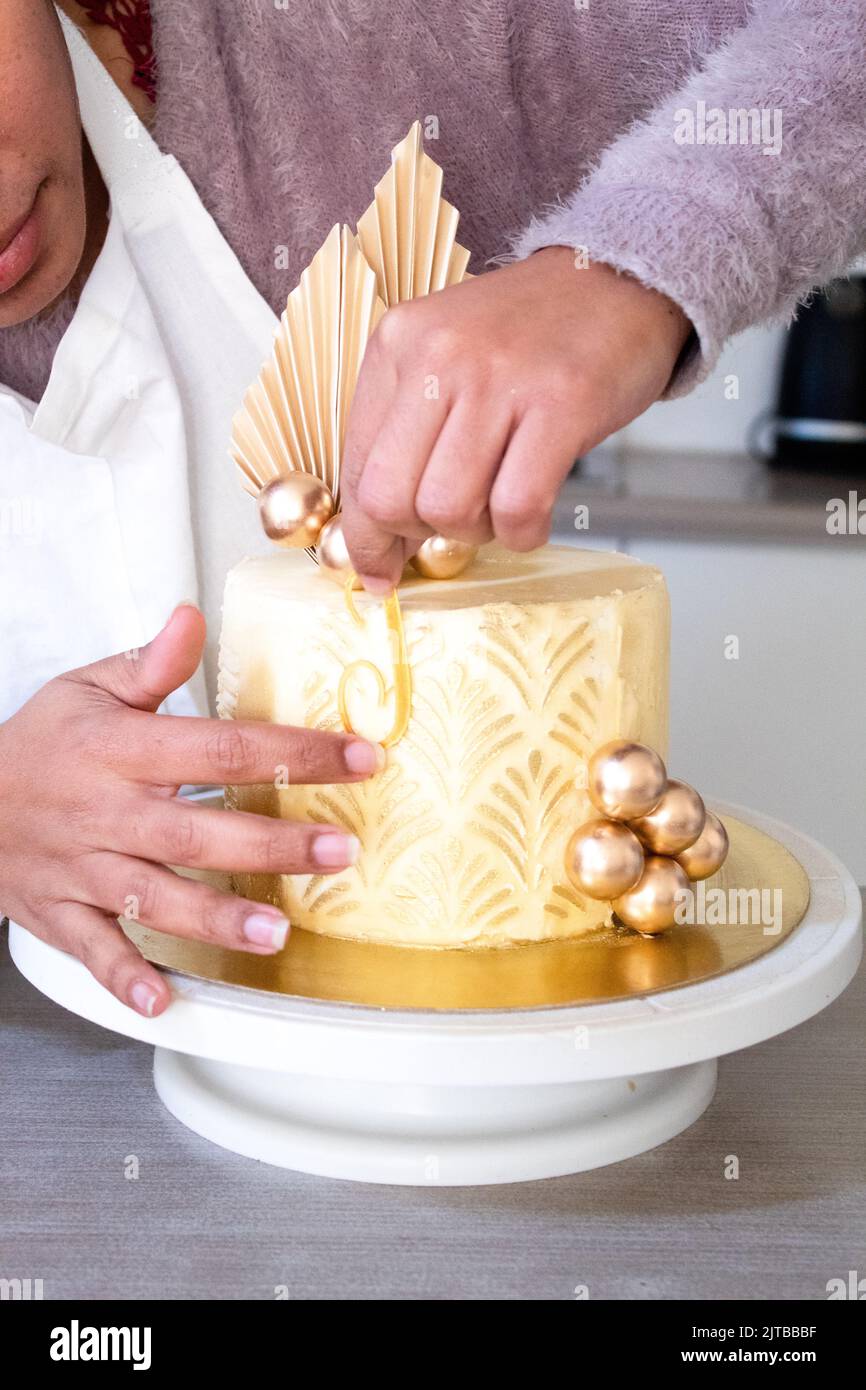 Mujer chef pastelera hi-res stock photography and images - Alamy