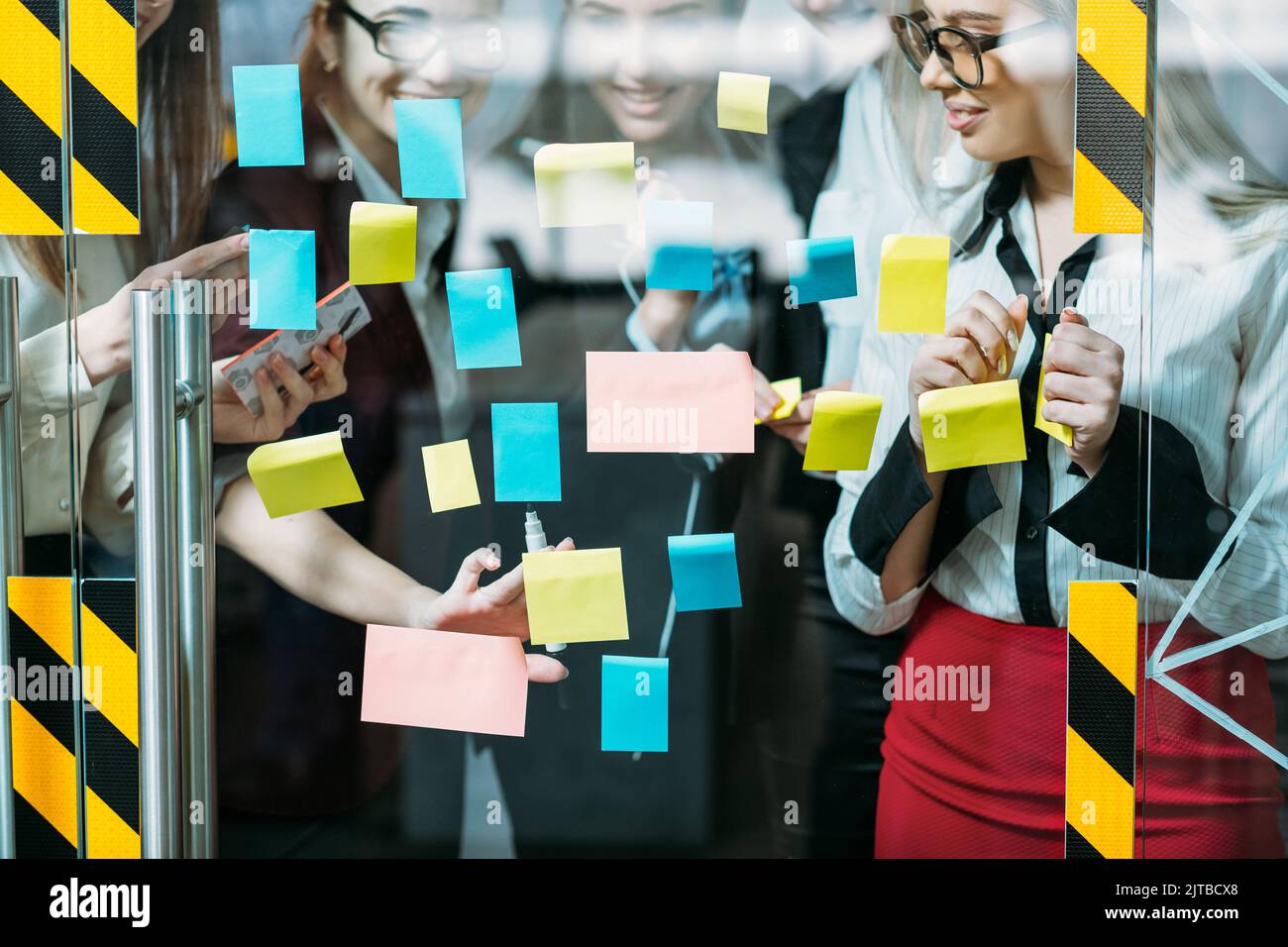 corporate teamwork business strategy discussion Stock Photo - Alamy