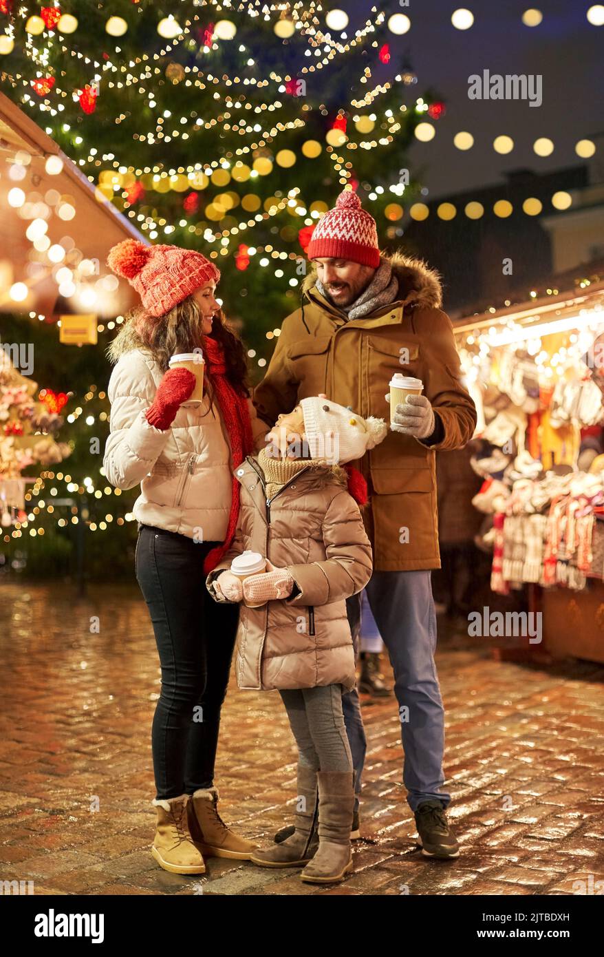 Happy family christmas market hi-res stock photography and images - Alamy