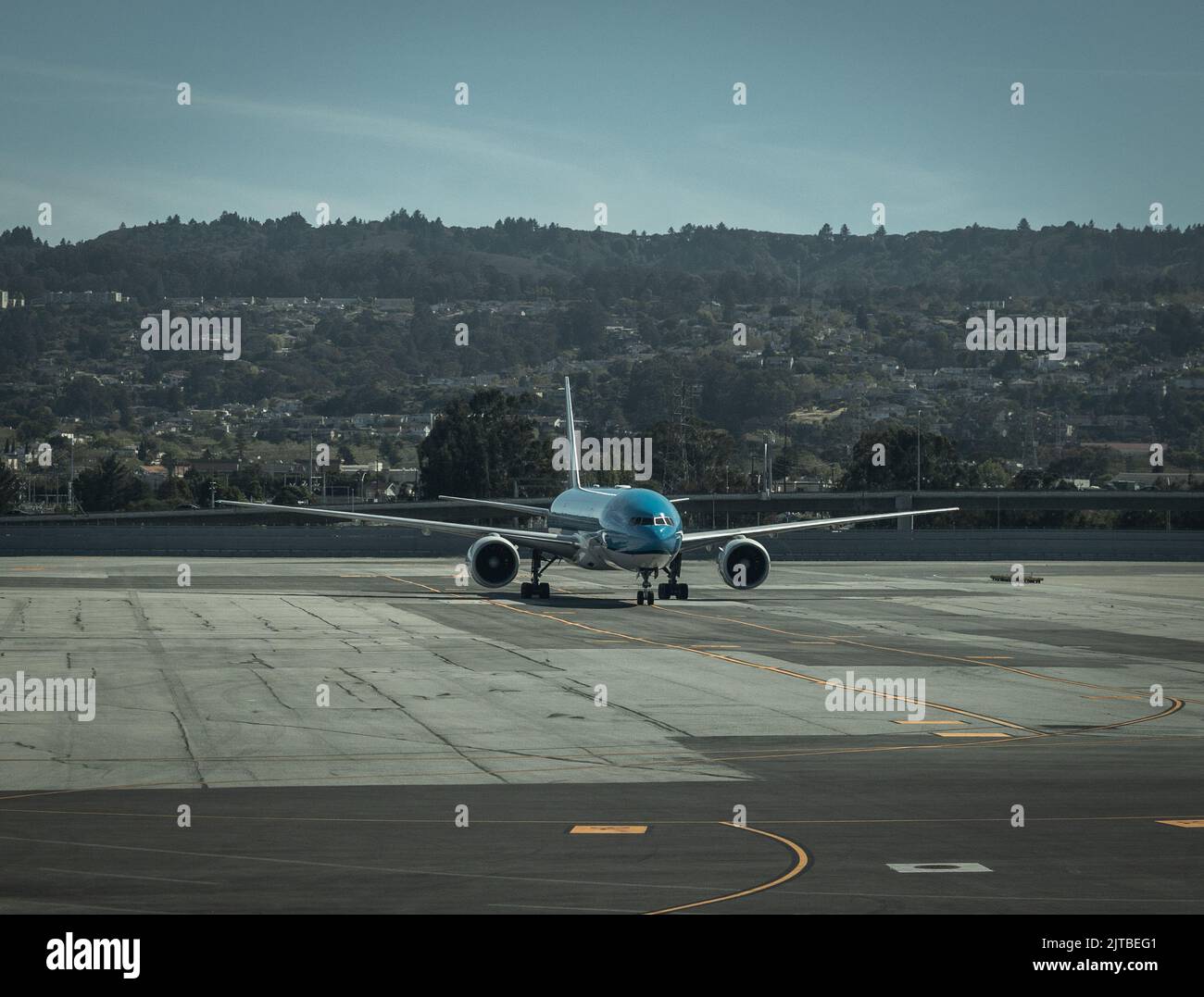 A KLM flight taxing at San Francisco International Airport Stock Photo ...