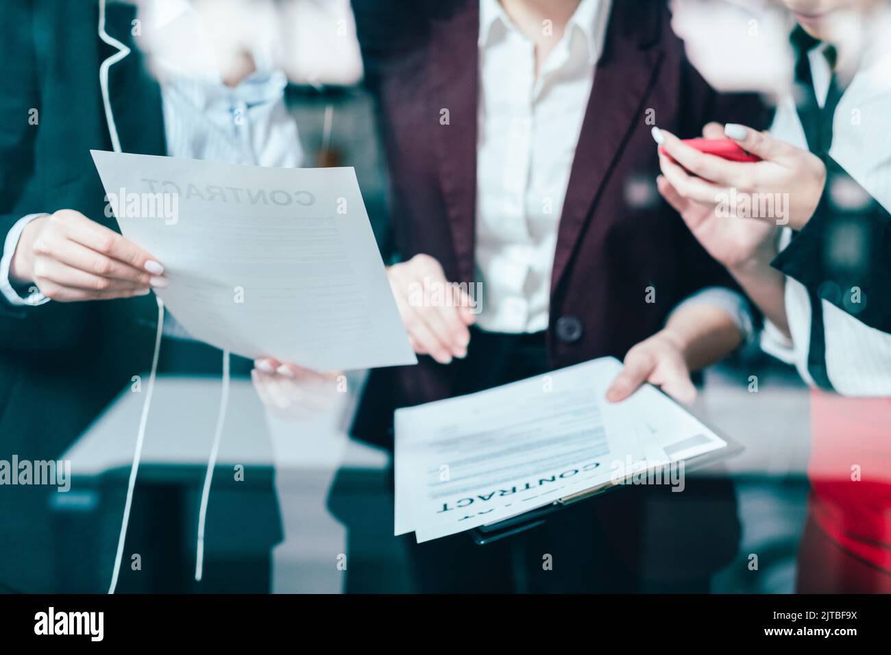 Business discussing contract hi-res stock photography and images - Alamy