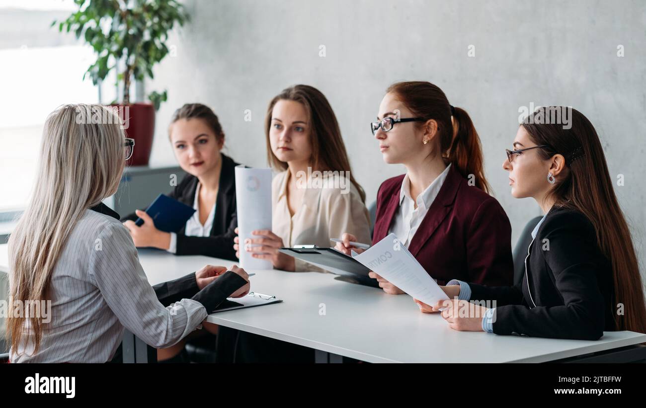 Recruiter talking hi-res stock photography and images - Alamy