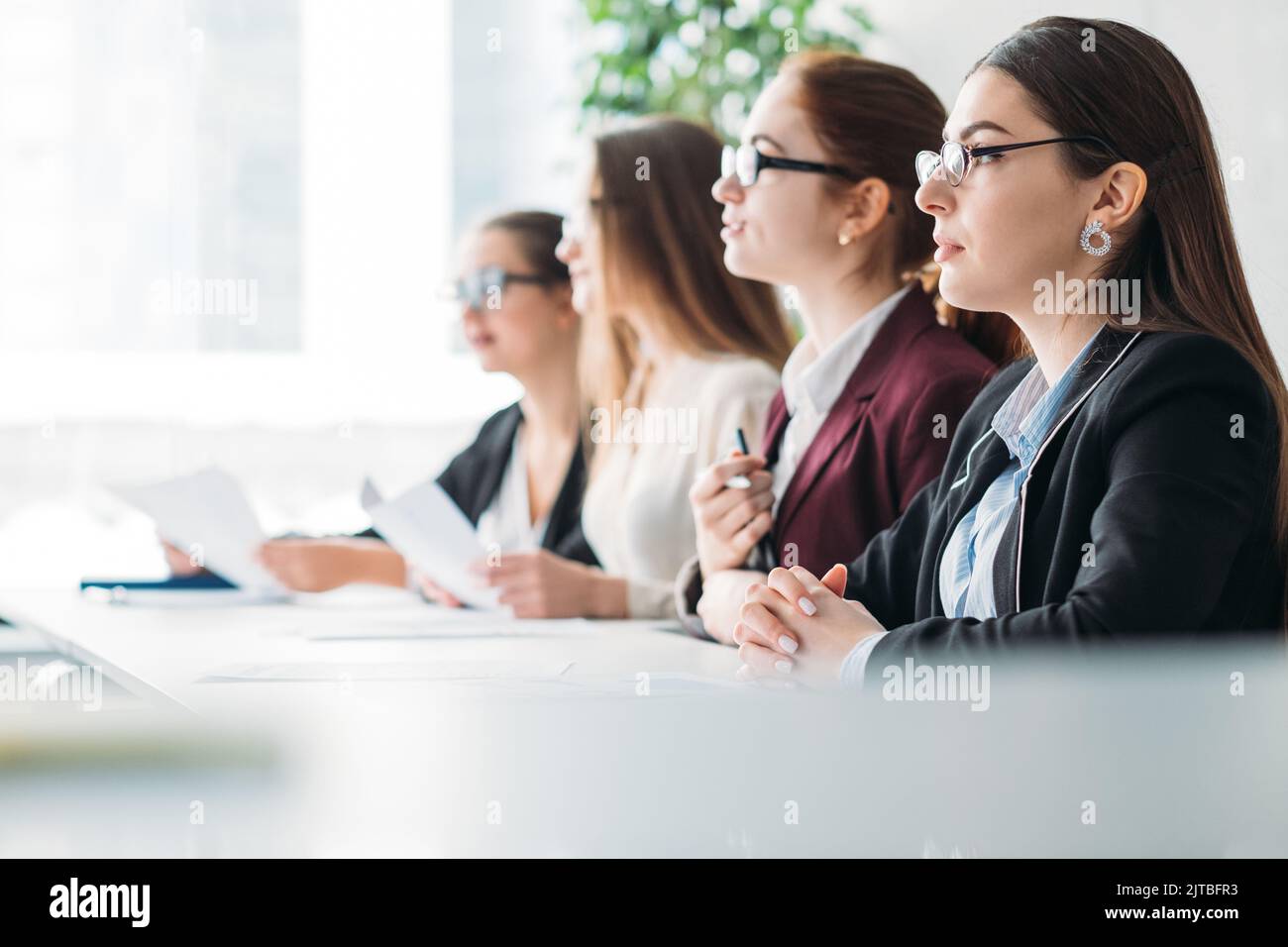 Business discussion hi-res stock photography and images - Alamy