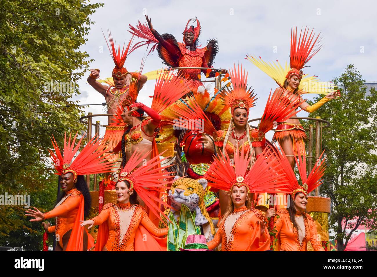 London, England, UK. 29th Aug, 2022. Performers wear flamboyant ...