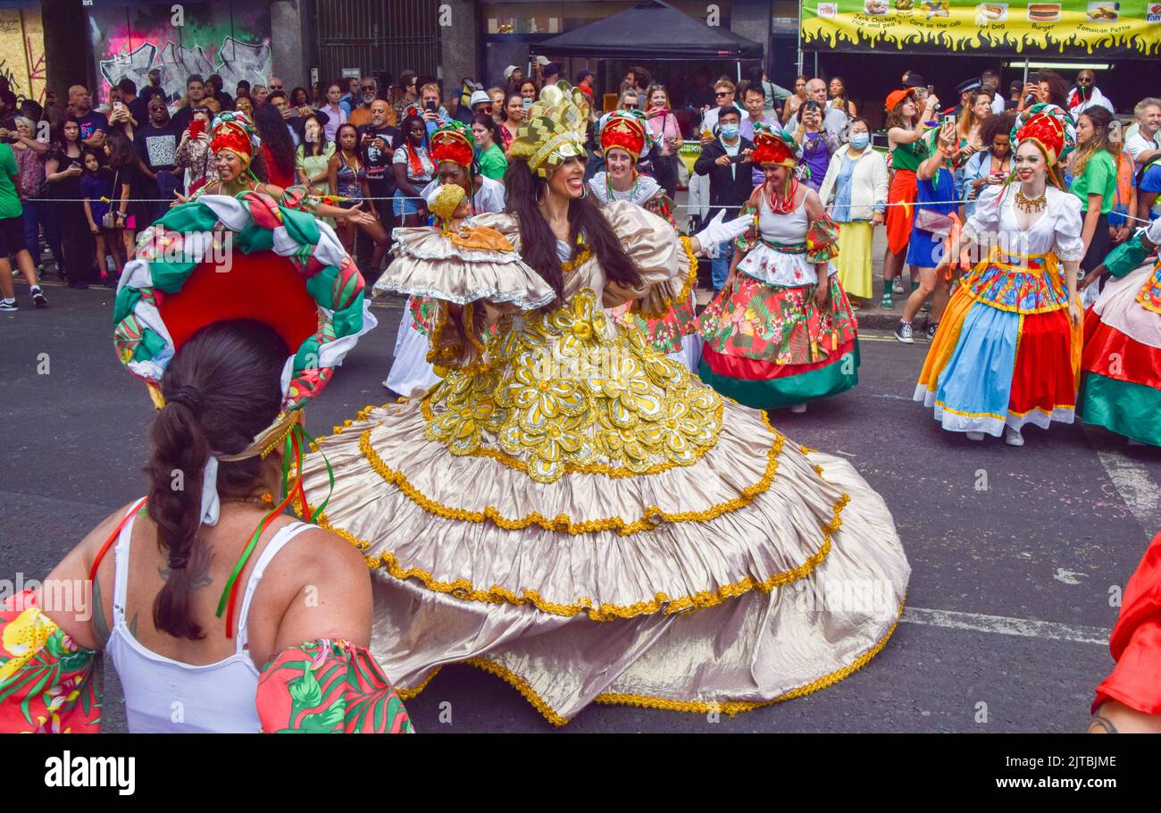 Flamboyant costumes hi-res stock photography and images - Alamy