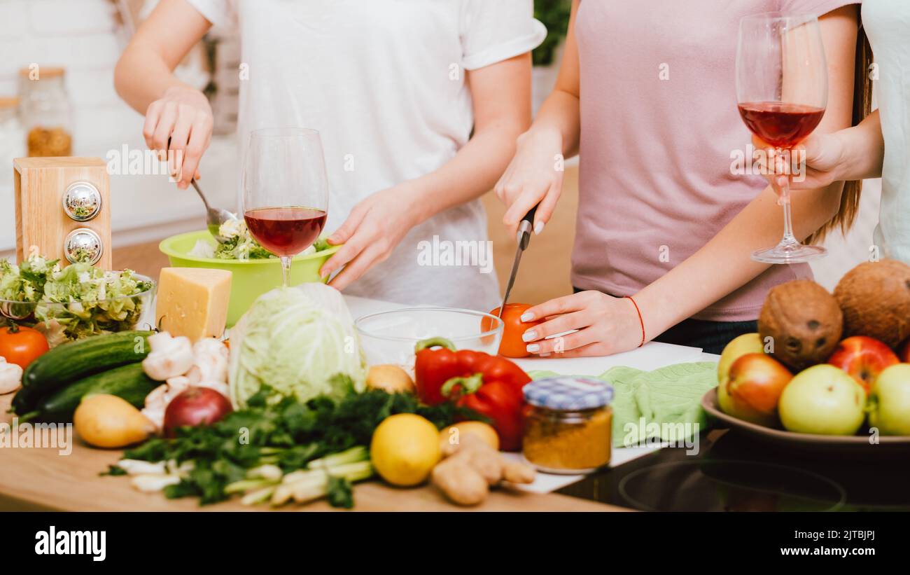 friends dieting together healthy eating lifestyle Stock Photo - Alamy