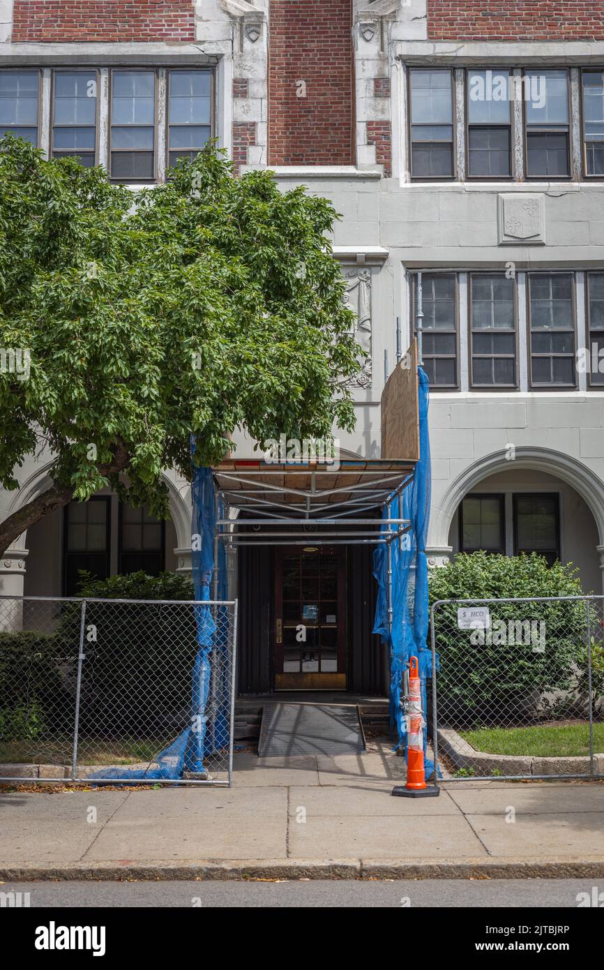 A building with scaffolding from the street Stock Photo - Alamy