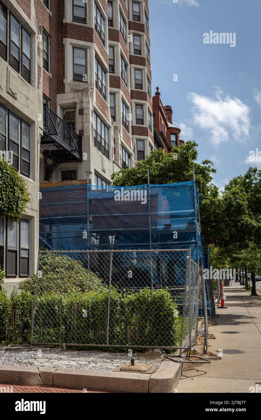 A building with scaffolding from the street Stock Photo - Alamy