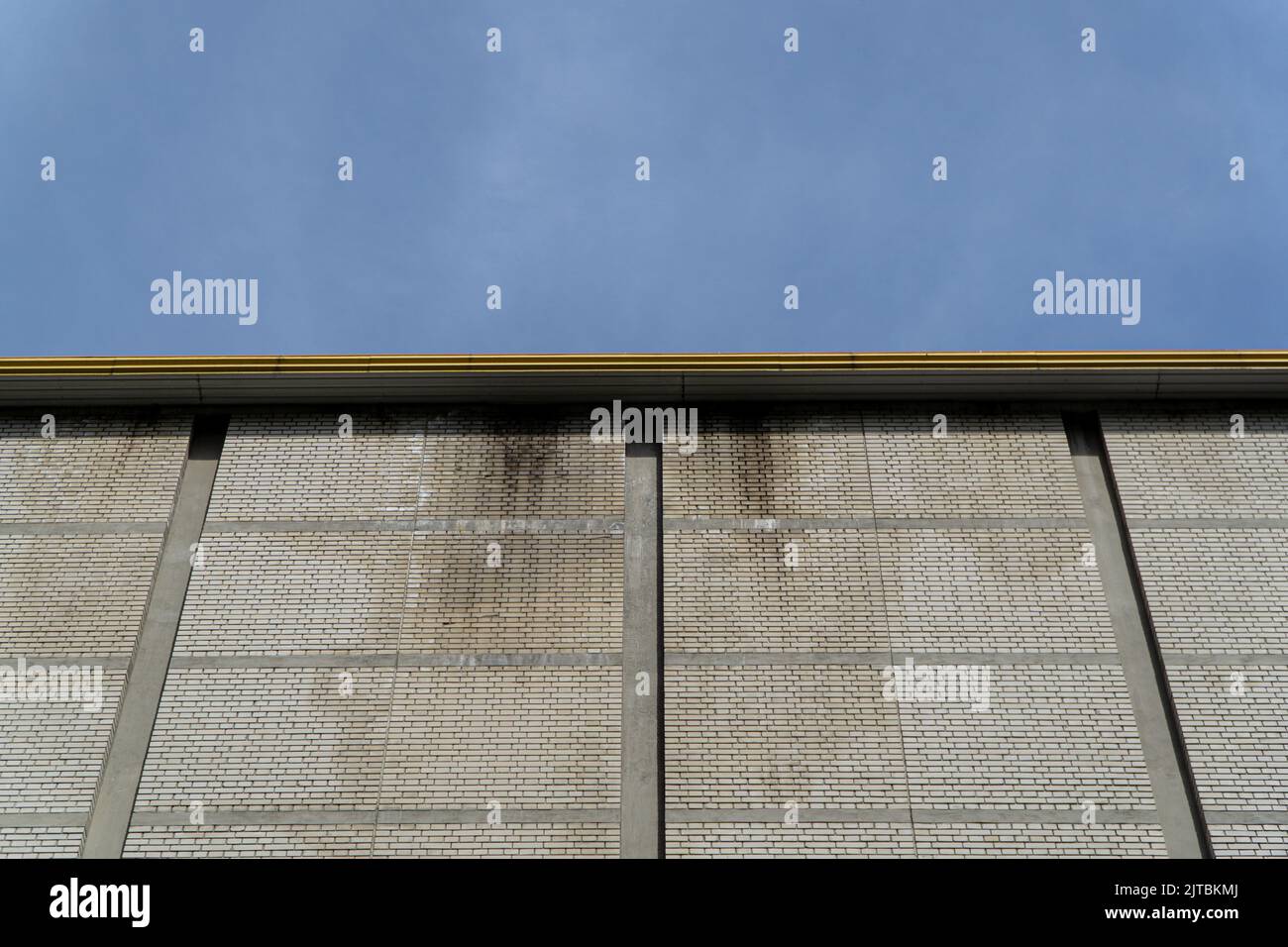 Blue sky and side of modern building hi-res stock photography and ...