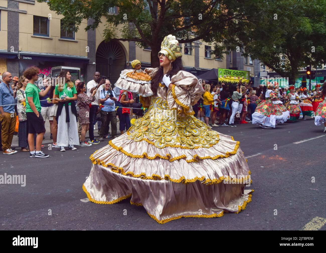 London, UK. 29th August 2022. A performer wears a flamboyant costume in ...