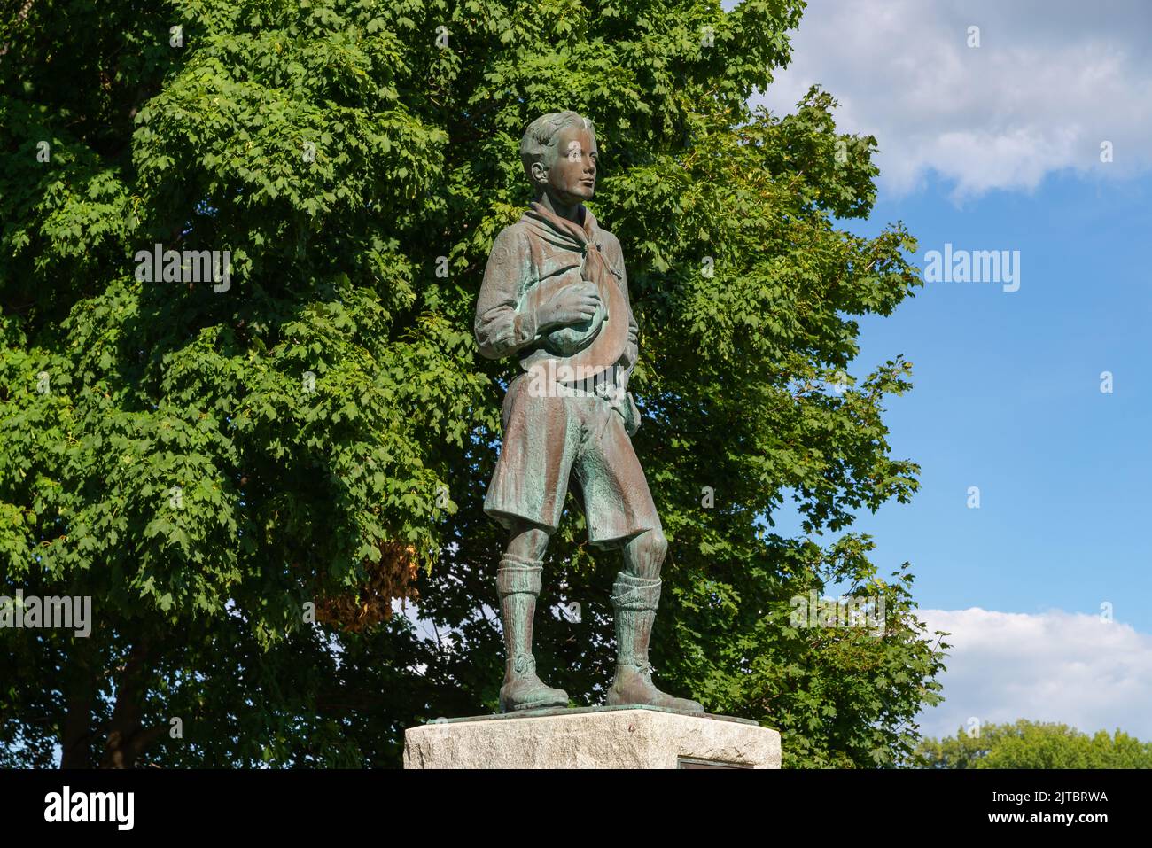 Boy scout sculpture hi-res stock photography and images - Alamy