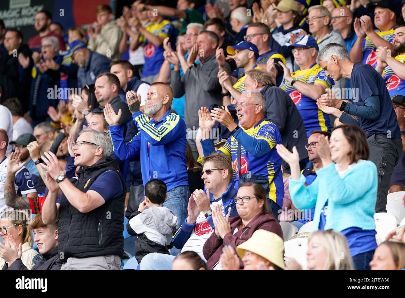 Warrington Wolves fans cheer on their sides valiant come back Stock ...