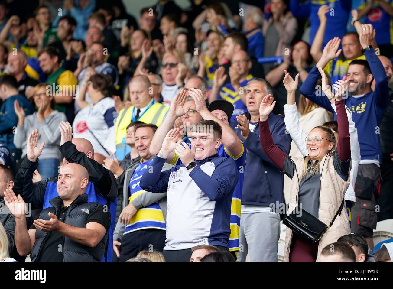 Warrington Wolves fans cheer on their sides valiant come back Stock ...