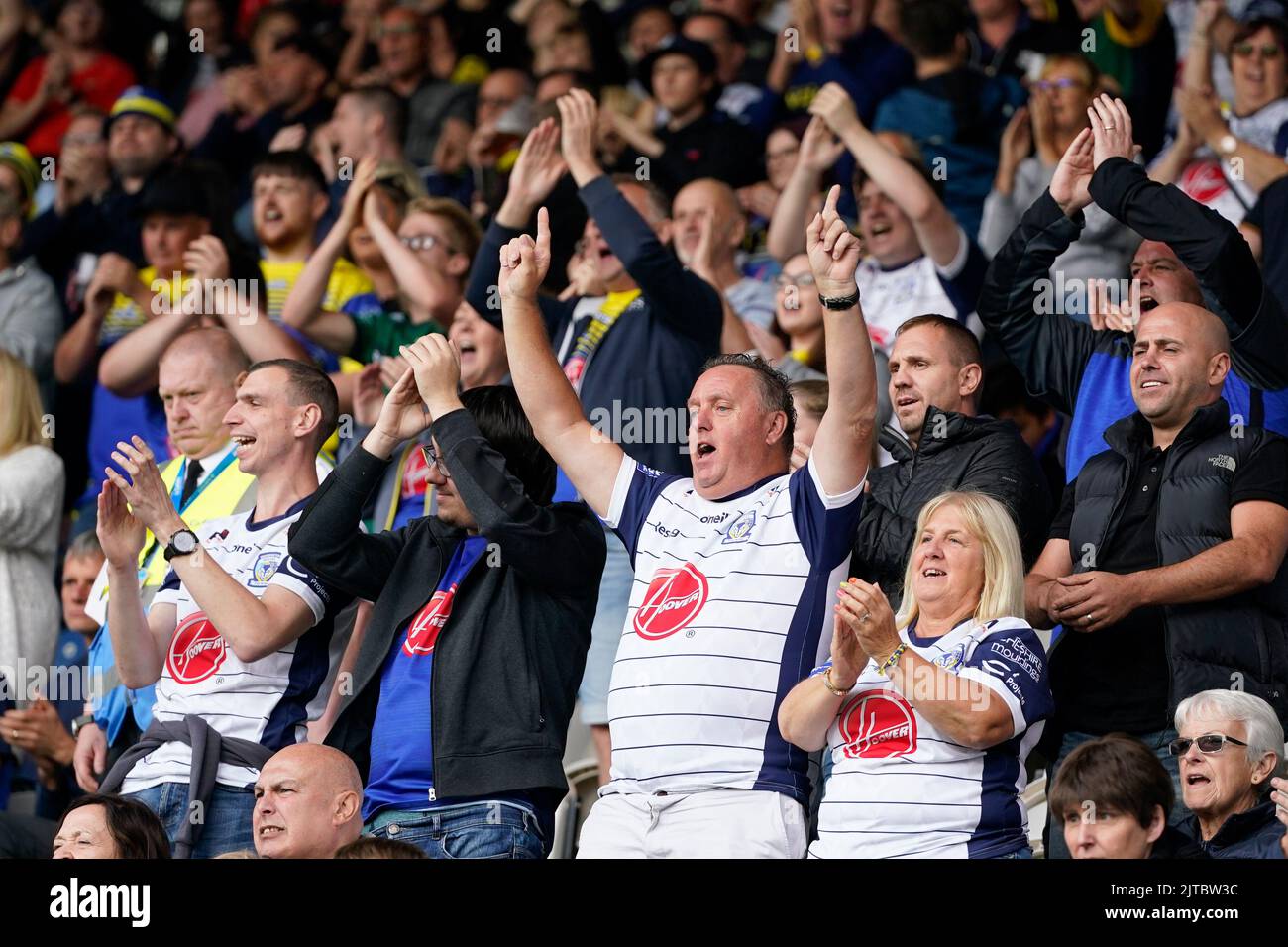 Warrington Wolves fans cheer on their sides valiant come back Stock ...