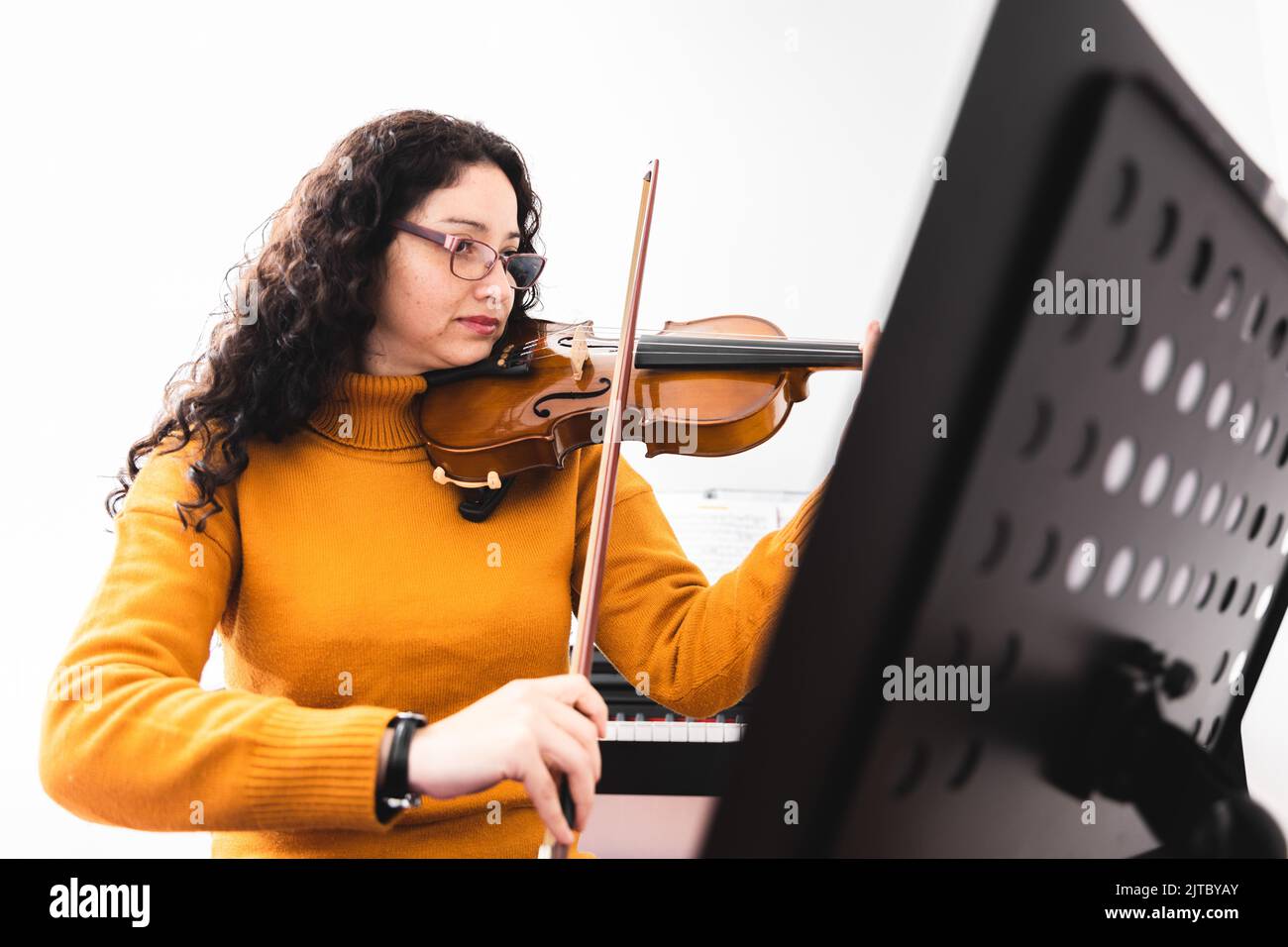 Solo brunette hi-res stock photography and images - Alamy