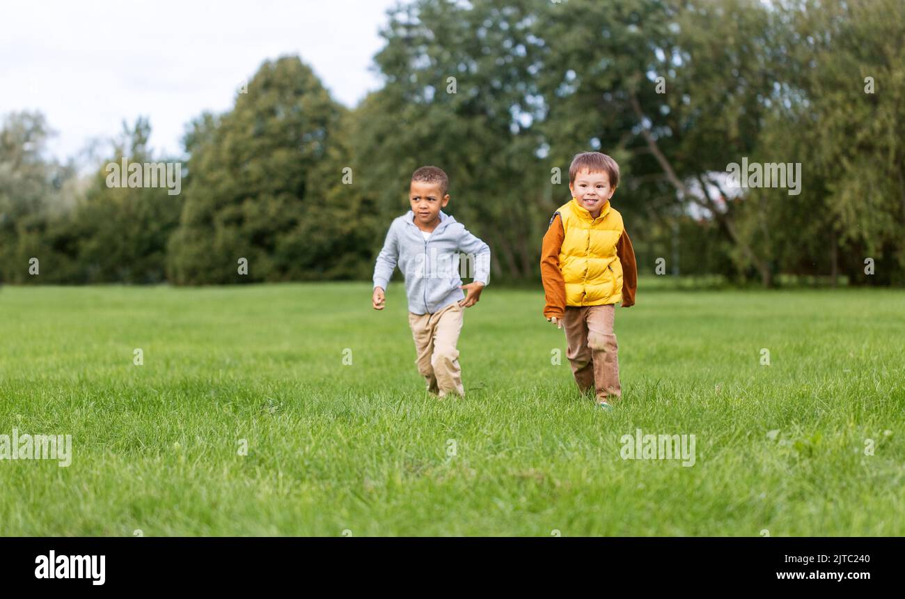 Preteen boys run hi-res stock photography and images - Alamy