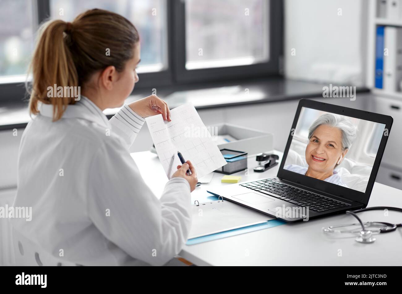 Laptop screen showing video hi-res stock photography and images - Alamy