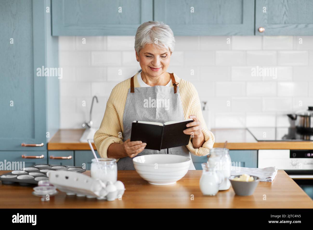 Mature woman cook book hi-res stock photography and images - Alamy