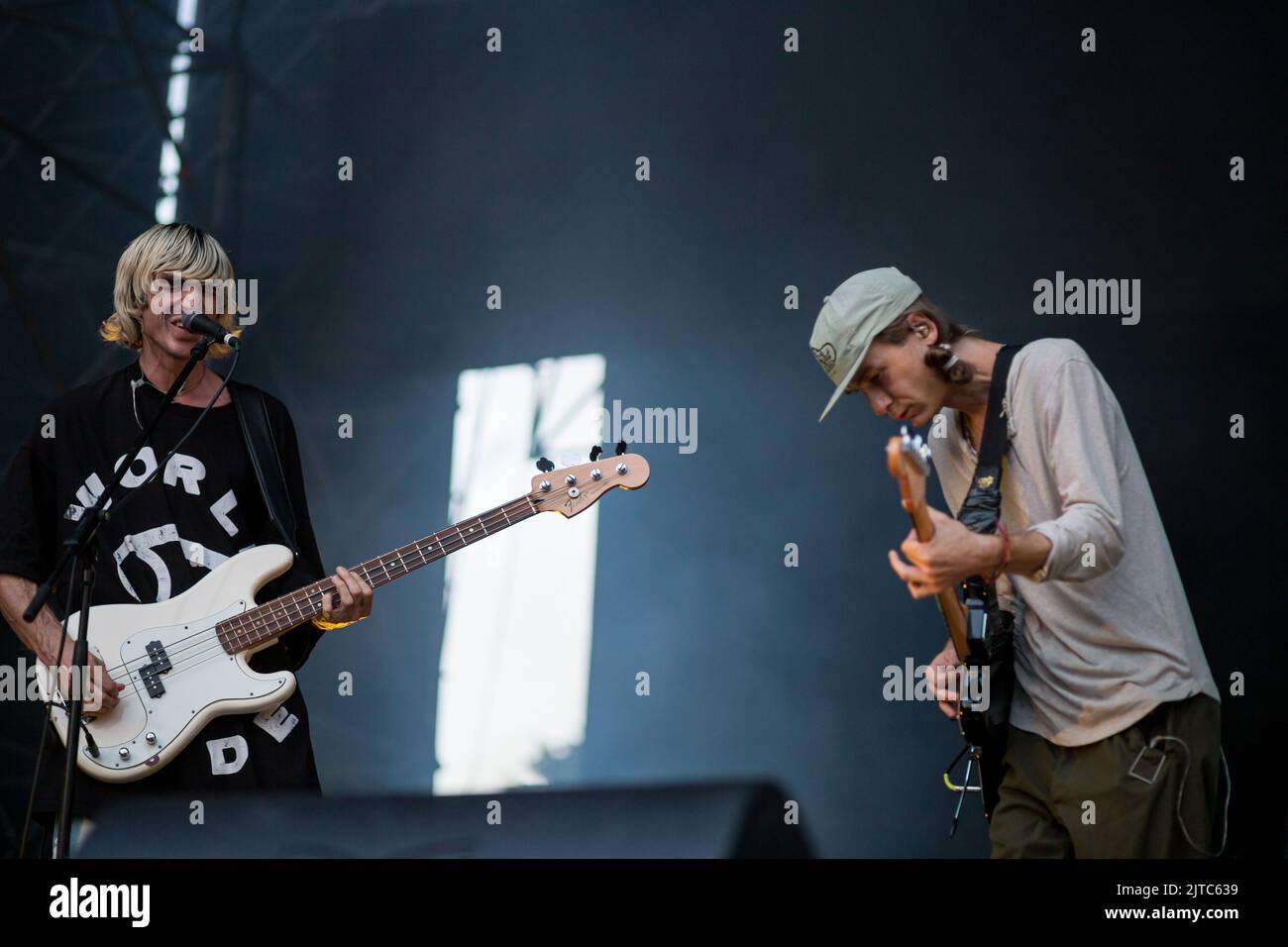 Diiv onstage hi-res stock photography and images - Alamy