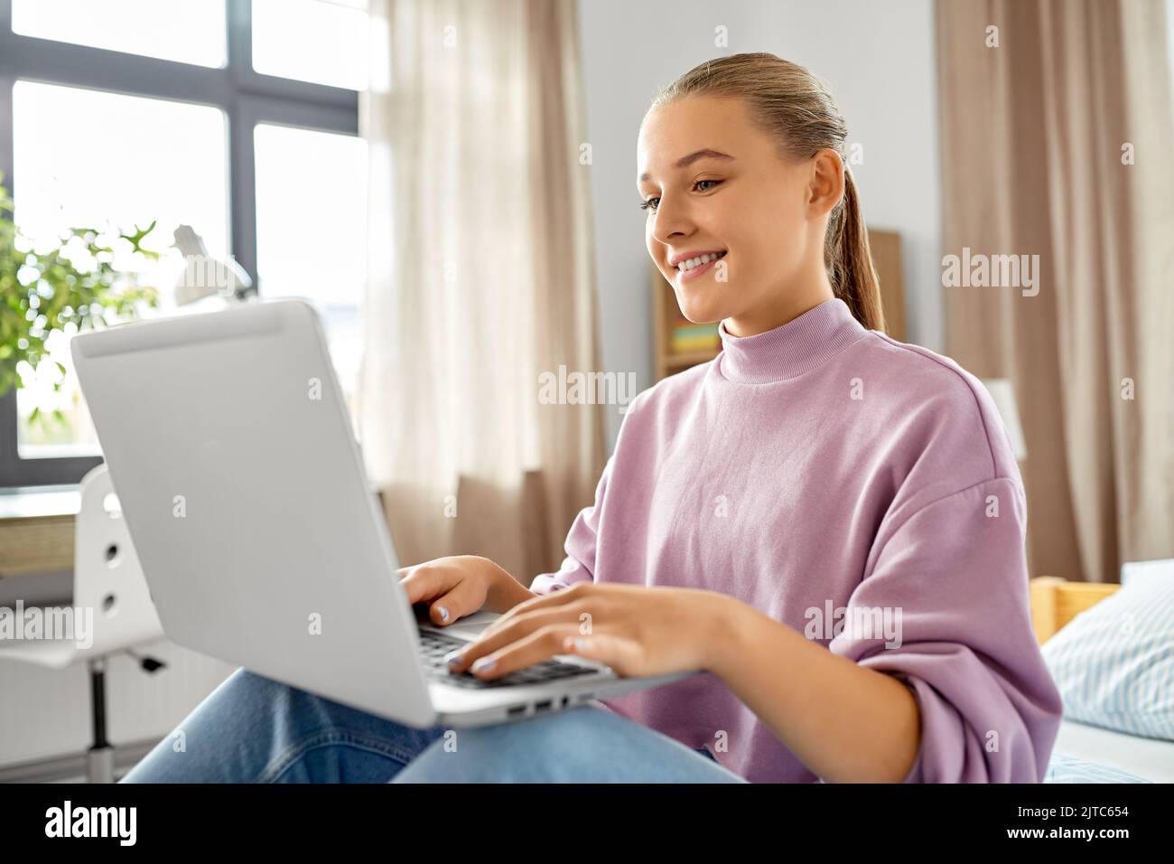 student girl with laptop computer learning at home Stock Photo - Alamy