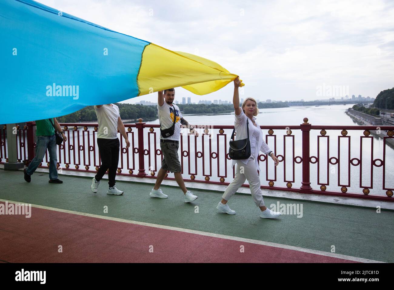 Kyiv, Ukraine. 28th Aug, 2022. People hold 430-meter long national flag ...