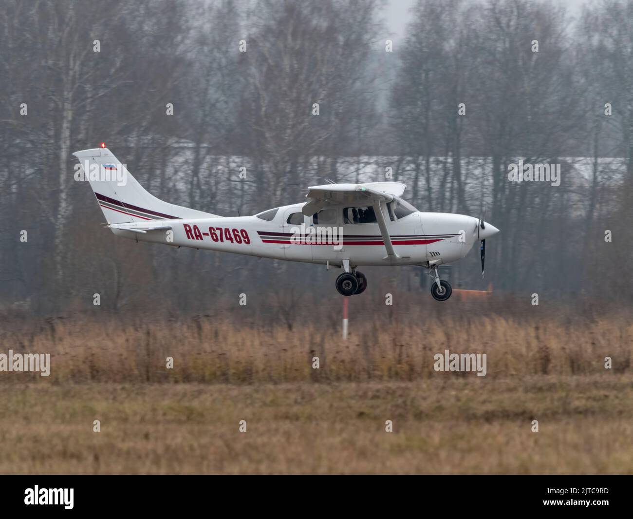 Airplane takeoff runway airport 4k hi-res stock photography and images ...