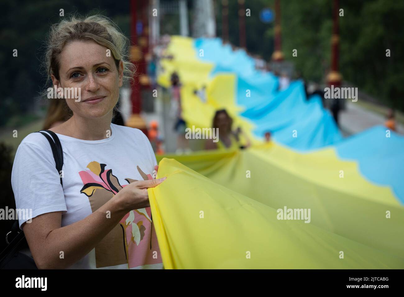 Kyiv, Ukraine. 28th Aug, 2022. A woman holds 430-meter long national ...