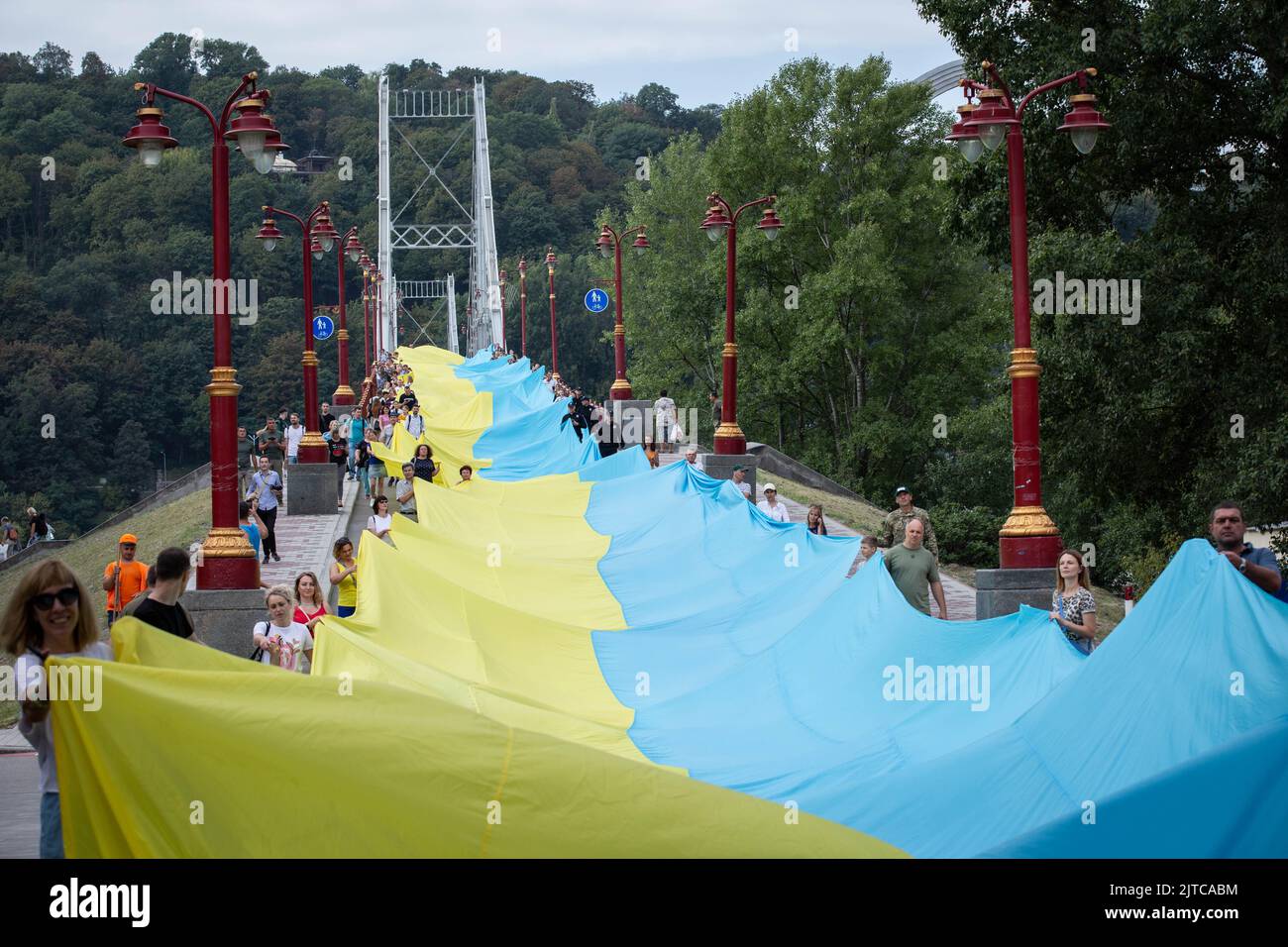 Kyiv, Ukraine. 28th Aug, 2022. People hold 430-meter long national flag ...