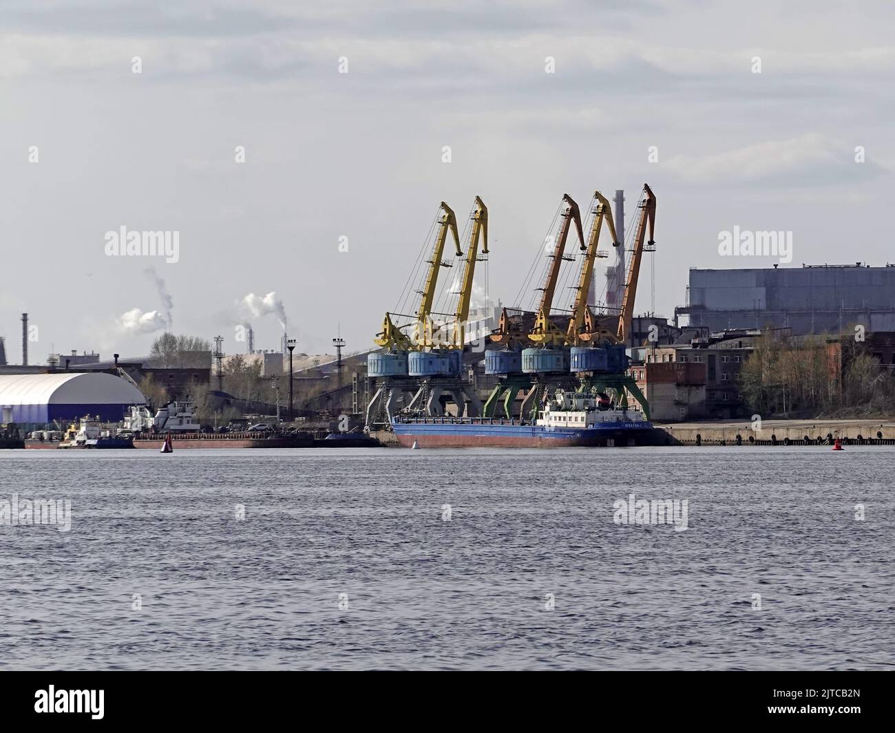Ship loading video hi-res stock photography and images - Alamy