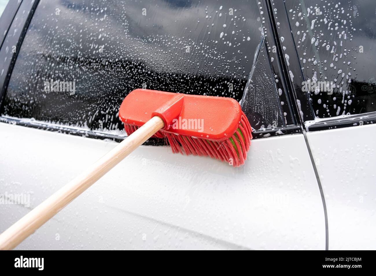 Cleaning a white car hi-res stock photography and images - Alamy