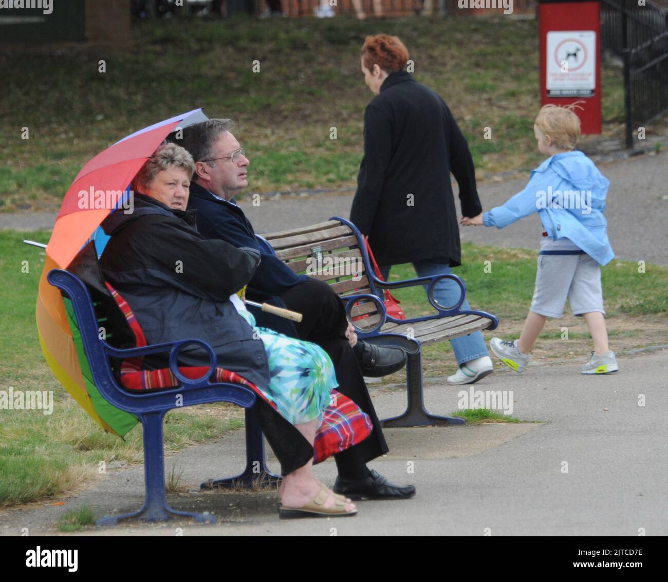 SHELTERING FROM THE ELEMENTS AT CANOE LAKE, SOUTHSEA ON BANK HOLIDAY ...